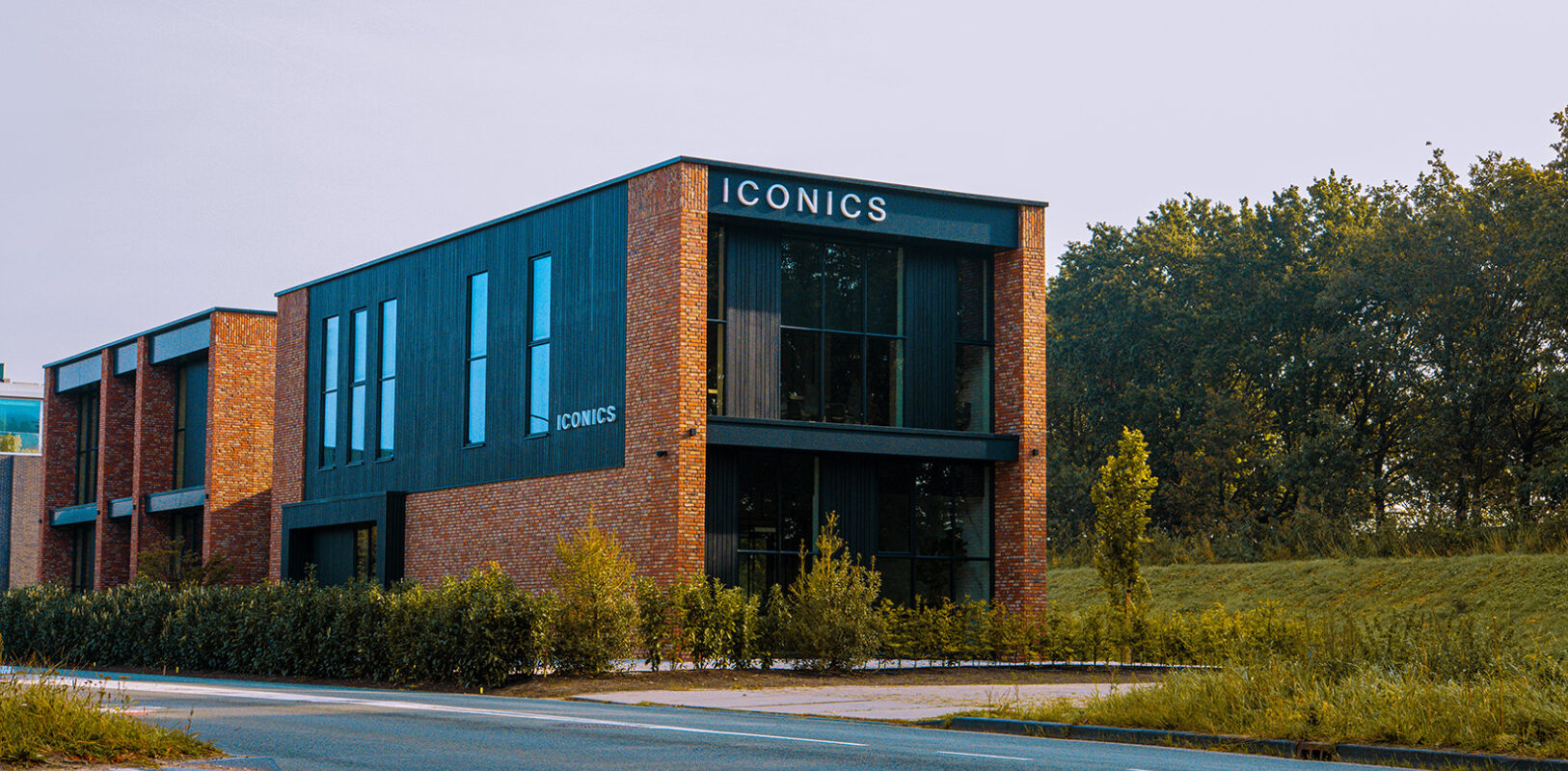 Contact - Iconics Management